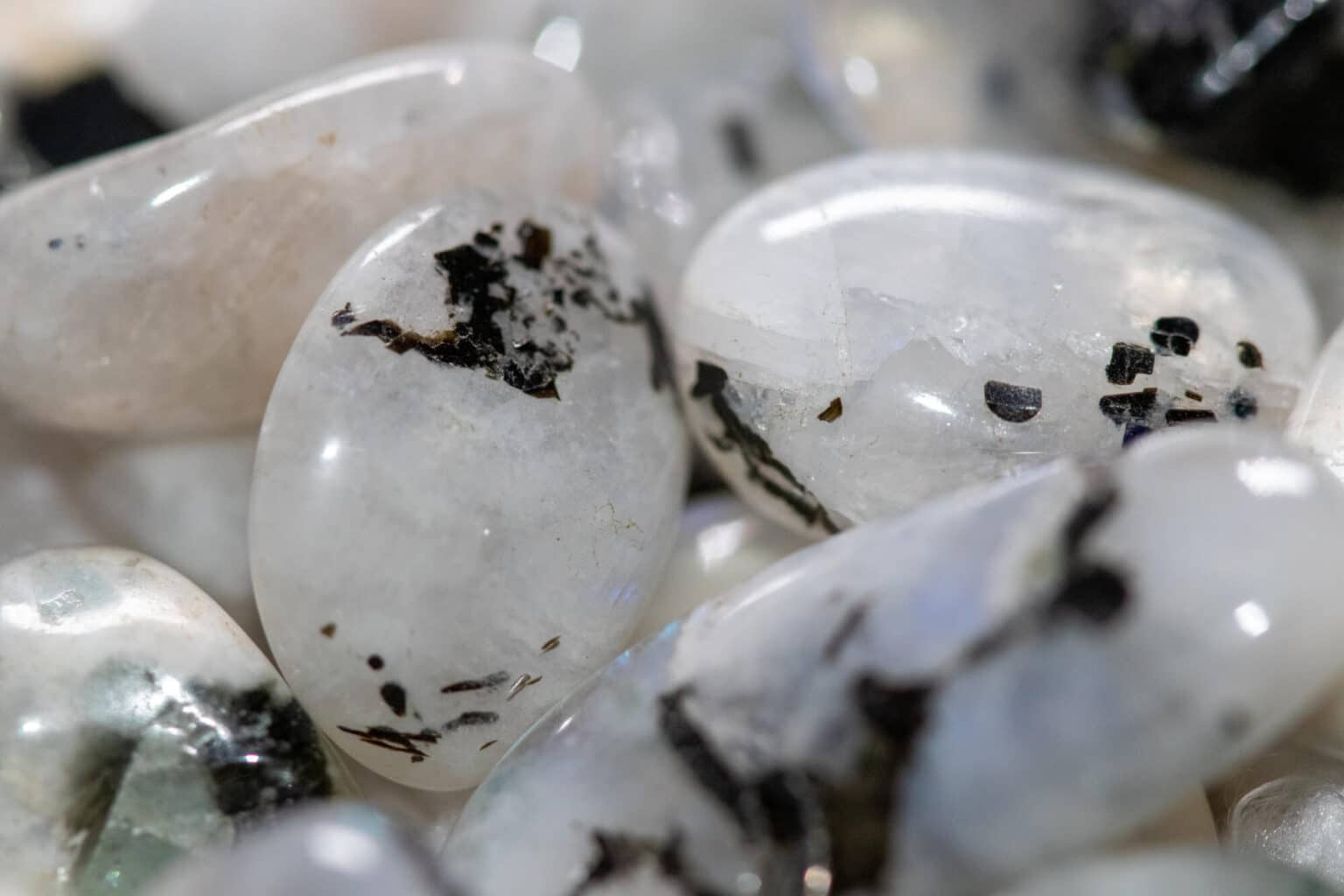 The Bond Between Zodiac Signs and Gemstones - askAstrology